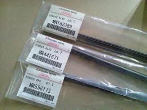 MR598173 Mitsubishi щітка-двірник заднього скла (300мм)