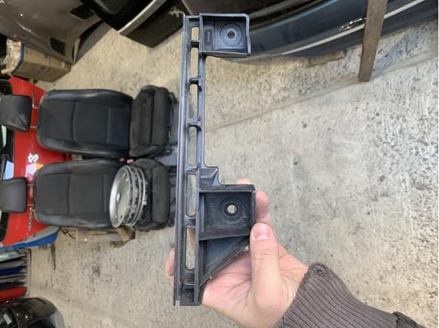 Купить ліве кріплення переднього бампера на Volkswagen Caddy 2007