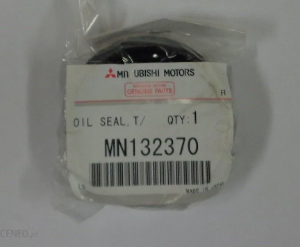 MN132370 Mitsubishi сальник піввісі переднього моста, правою