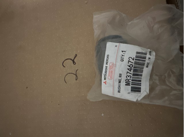 MR374672 Mitsubishi сайлентблок заднього нижнього важеля