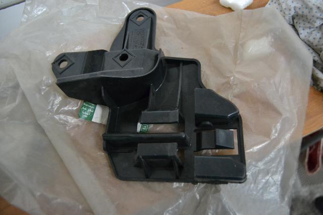 DPL500060 Land Rover кронштейн бампера переднього, правий